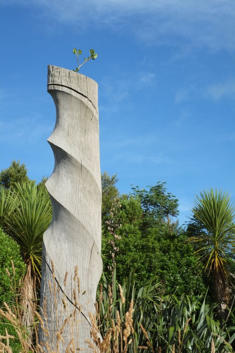 Pou_whenua_at_Ara_Harakeke_walkway – Pukerua Bay, New Zealand